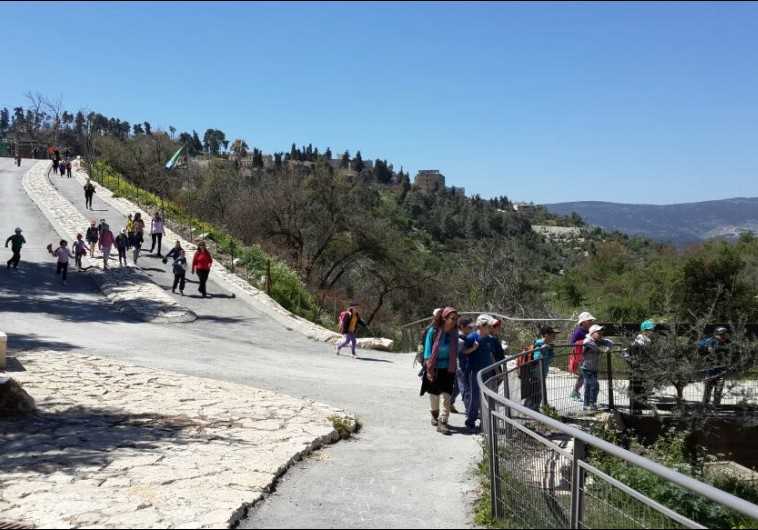 Hundreds of thousands of Israelis head outdoors during Passover holiday ...