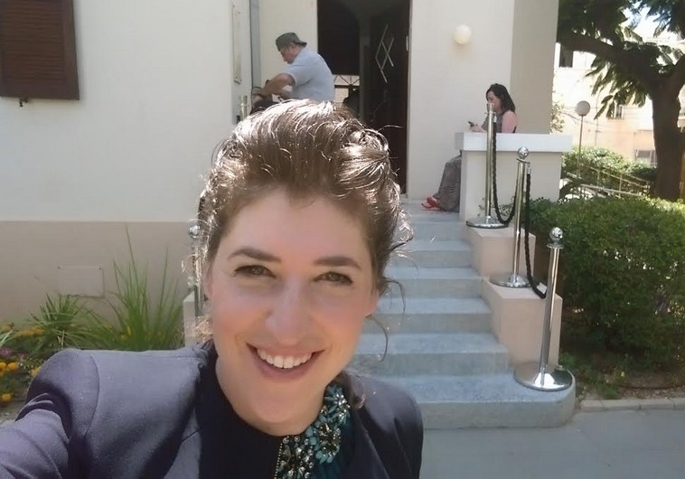 Mayim Bialik disputes Palestinian activist: Feminism, Zionism can ...